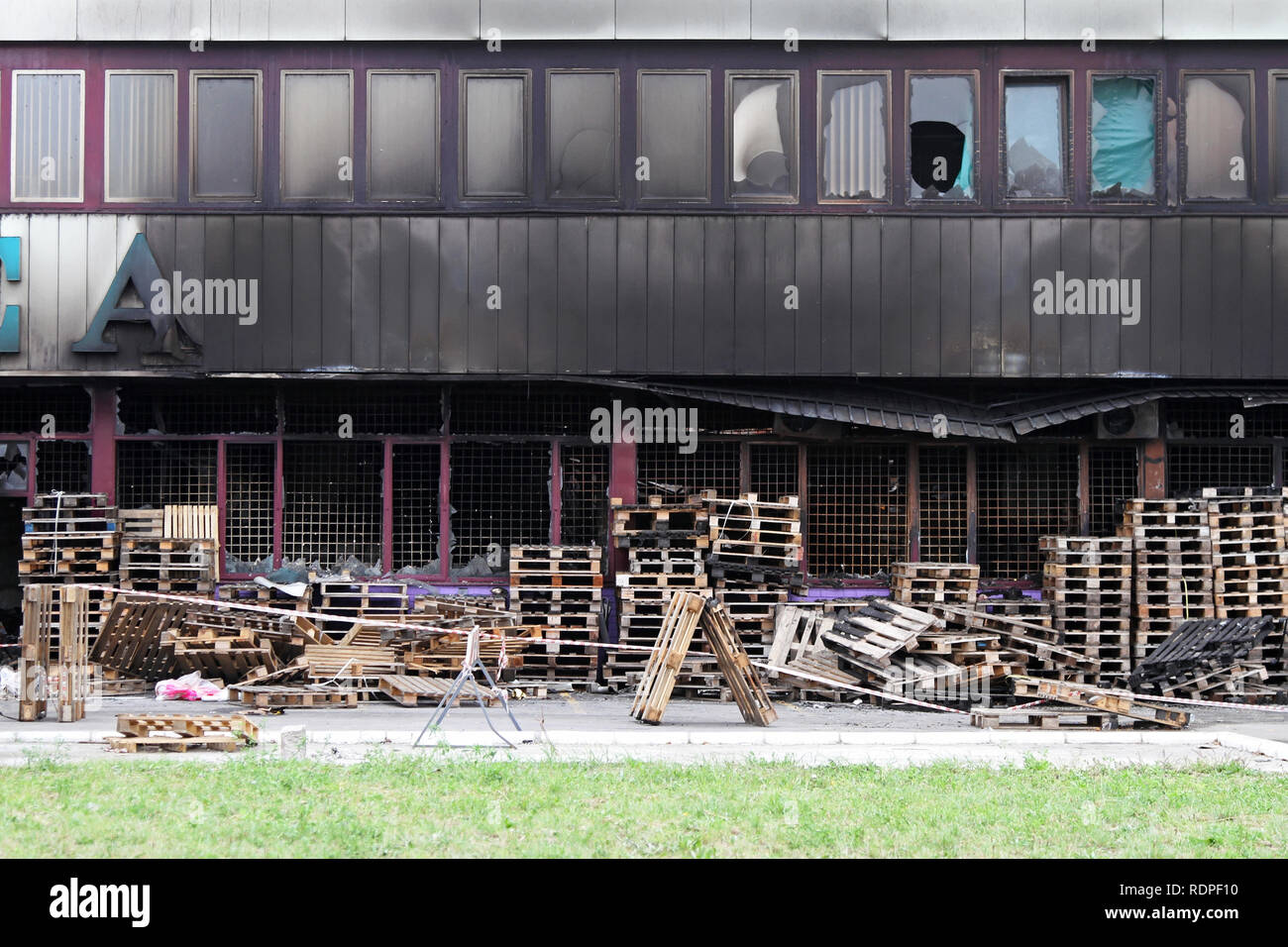 Damaged pallets hi-res stock photography and images - Alamy