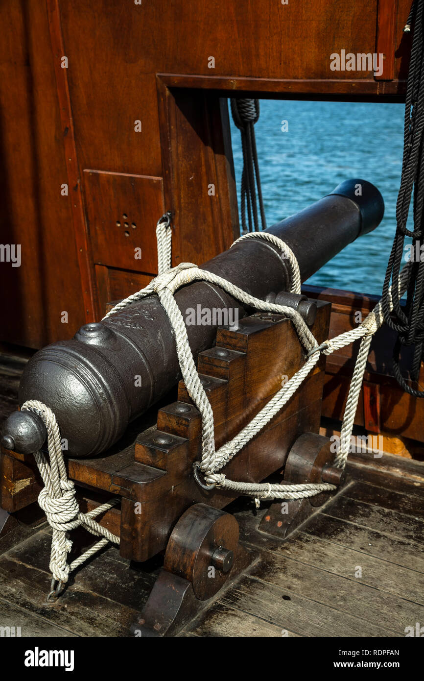 Ships cannon hi-res stock photography and images - Alamy