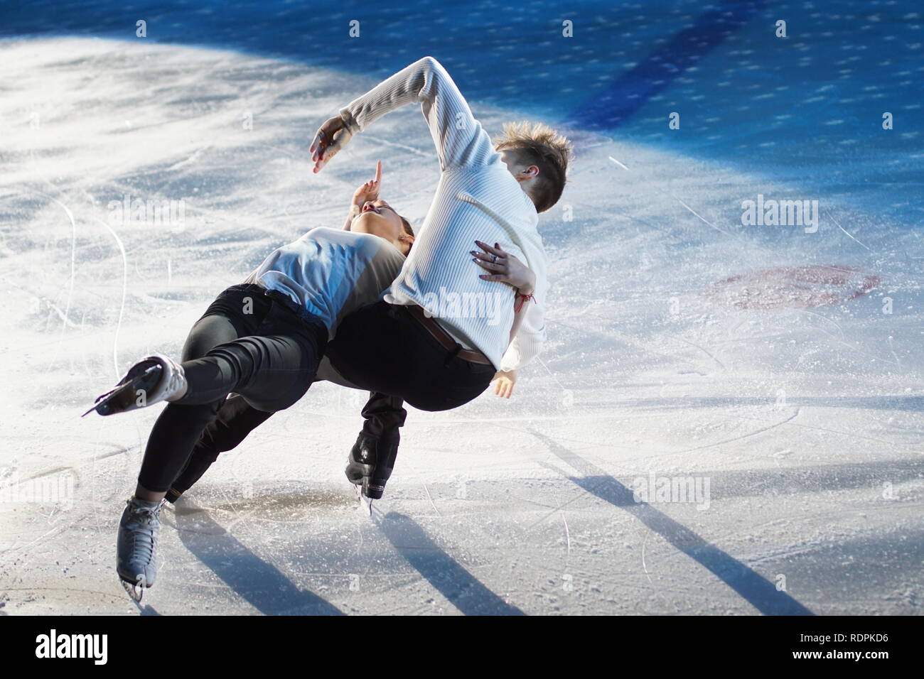 Figure skating pair hi-res stock photography and images - Alamy