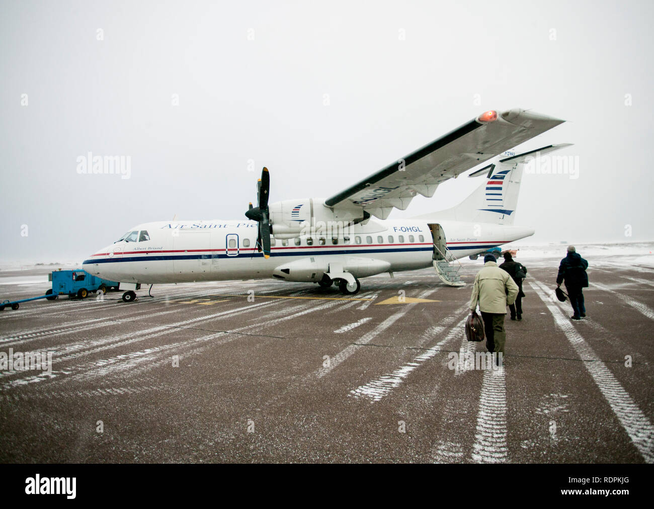 Helicopter approach to runway hi-res stock photography and images - Alamy
