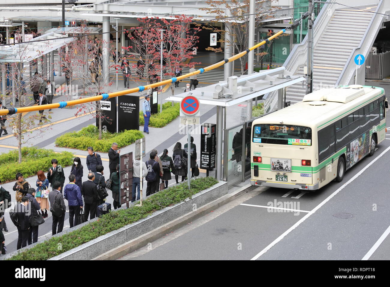 Japanese train queue hi-res stock photography and images - Alamy