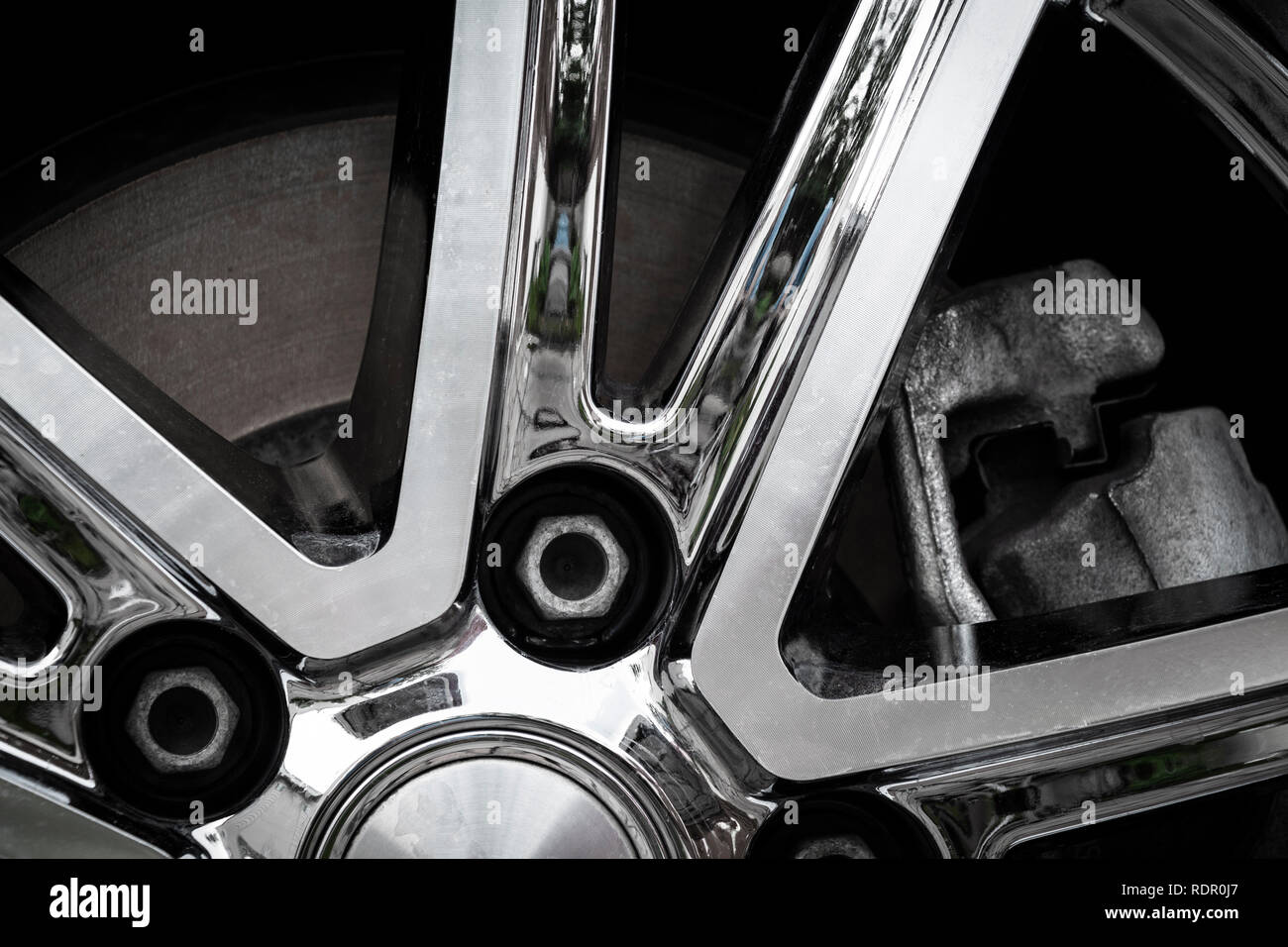 Chrome modern car wheel close-up after washing Stock Photo - Alamy