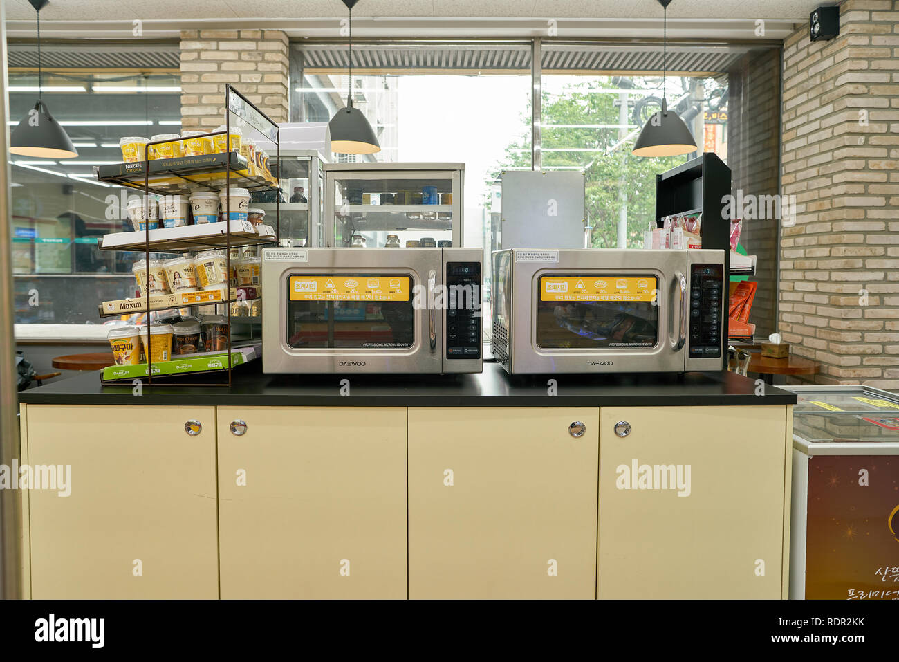Seven eleven inside hi-res stock photography and images - Alamy