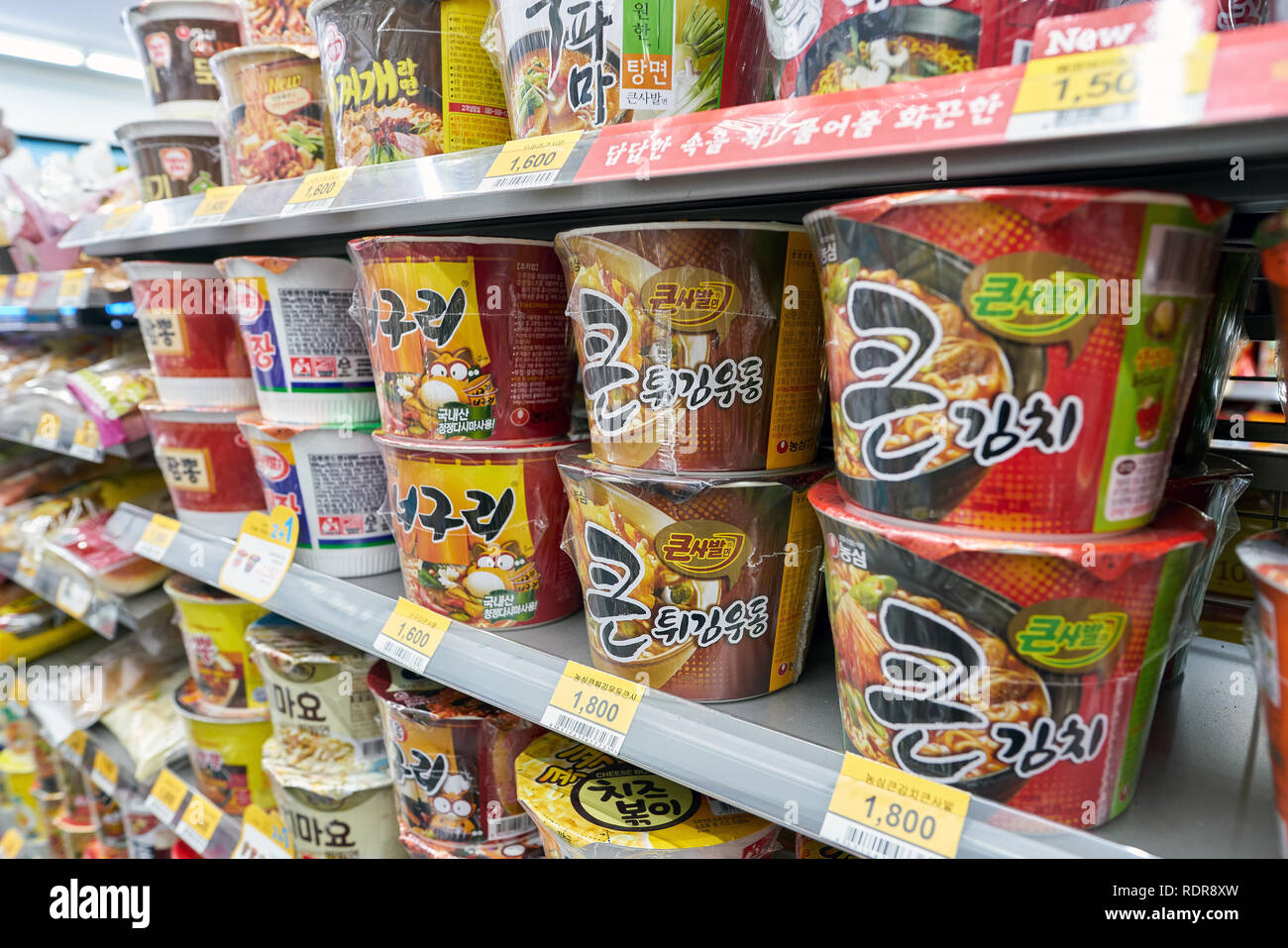 Instant noodles supermarket hi-res stock photography and images - Alamy