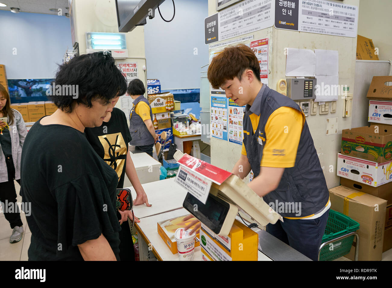 Asia supermarket staff hi-res stock photography and images - Alamy