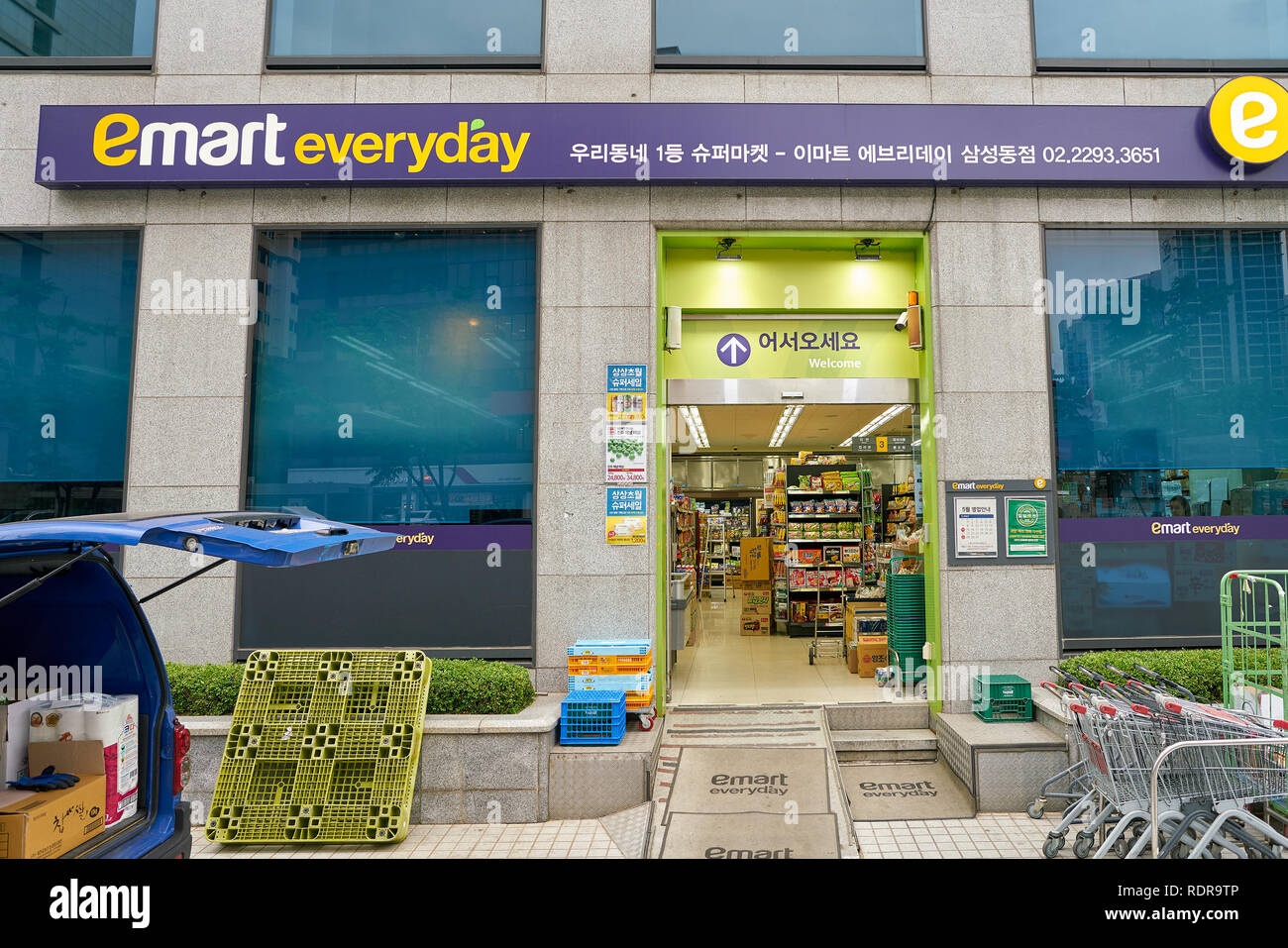 Convenience Store Entrance High Resolution Stock Photography and Images ...