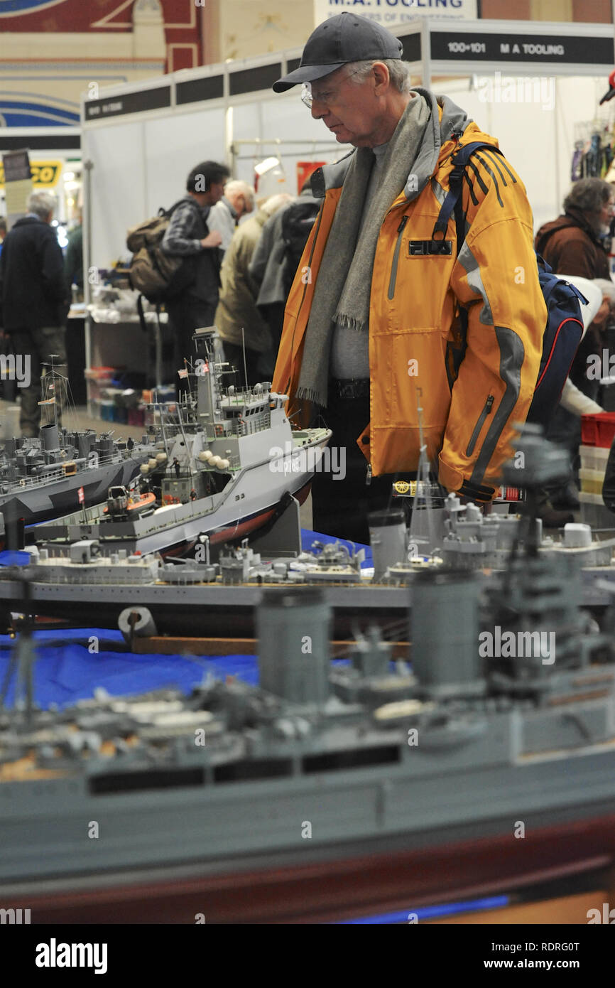 Vintage ship models hi-res stock photography and images - Alamy