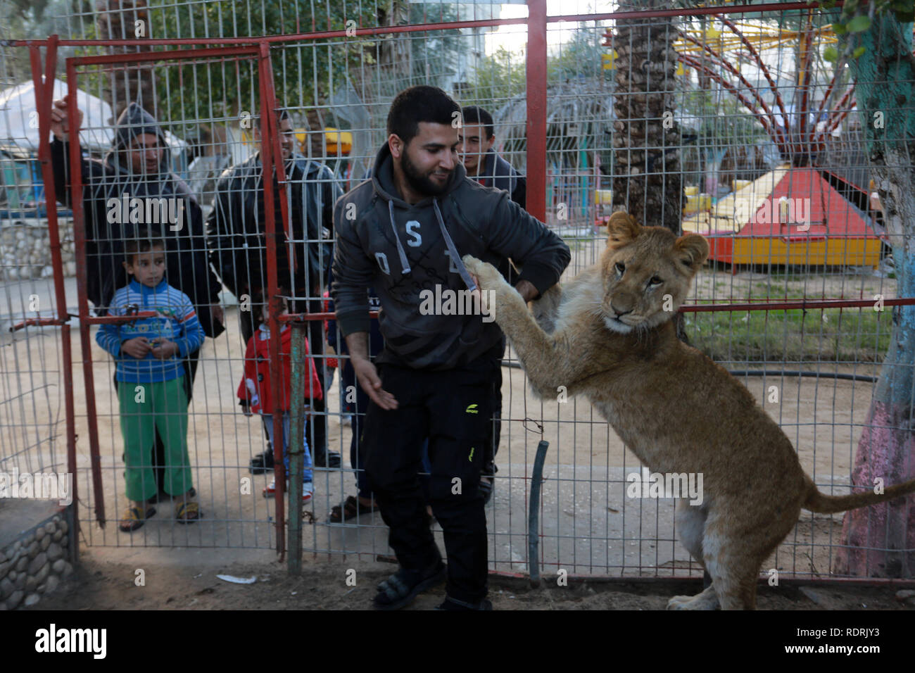 Gaza, Palestinian Territories. 18th Jan, 2019. Palestinian visitors ...