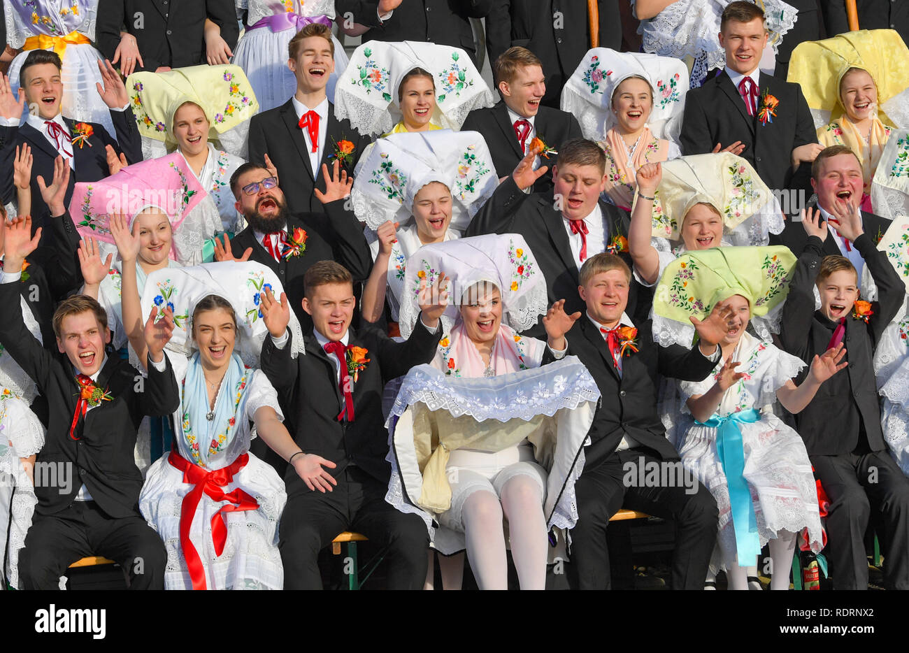 Burg, Germany. 19th Jan, 2019. Young women and men in original Sorbian ...