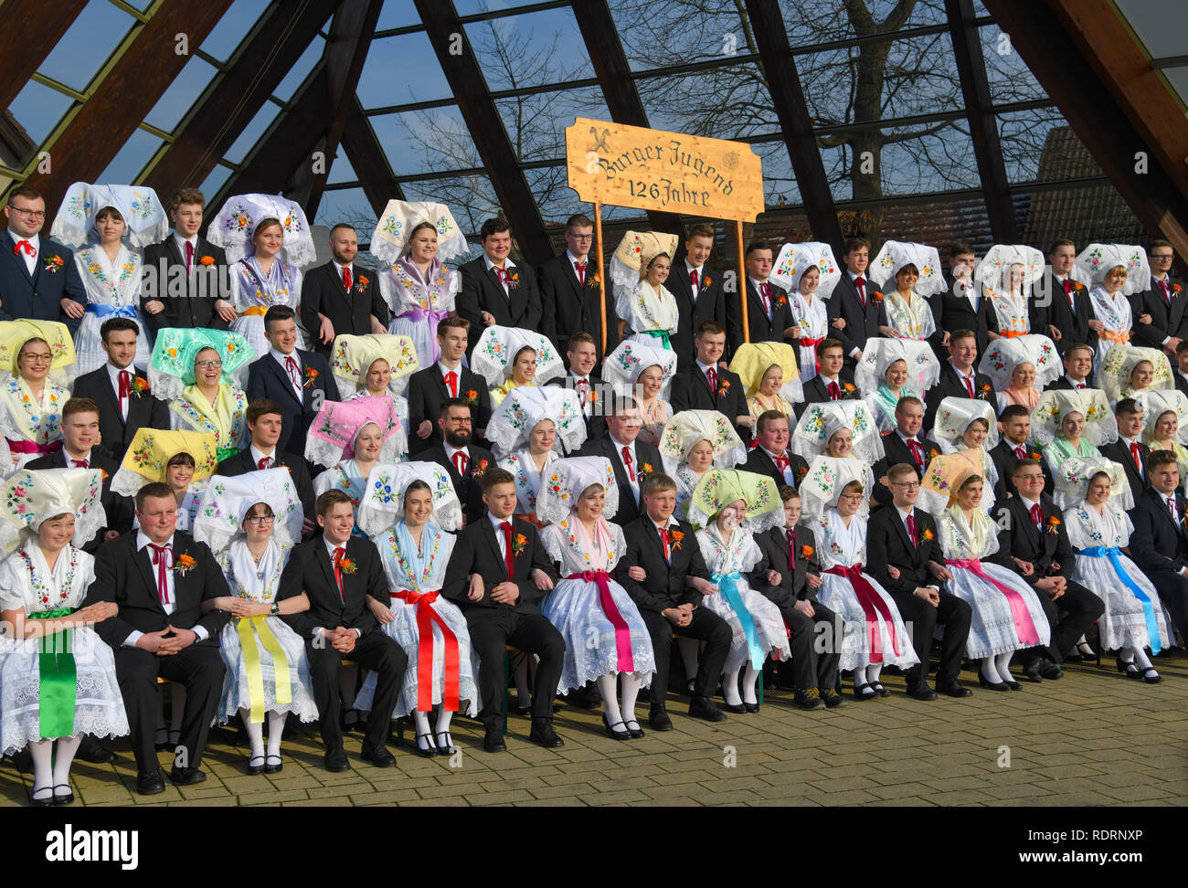 Burg, Germany. 19th Jan, 2019. Young women and men in original Sorbian ...