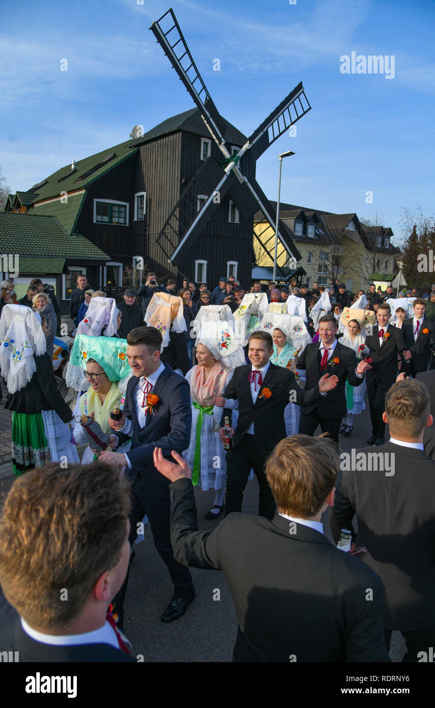 Burg, Germany. 19th Jan, 2019. Young women and men dance in original ...