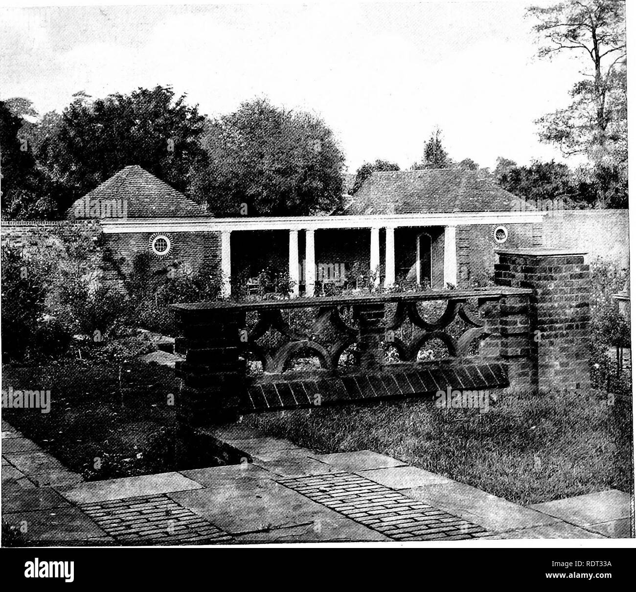 Curved parapet Black and White Stock Photos & Images - Alamy