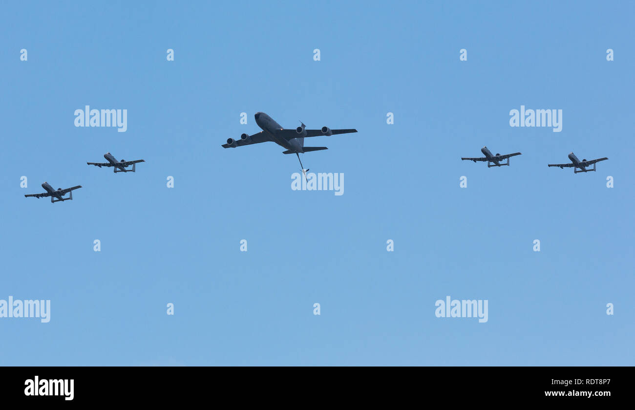 Us air force kc 135 stratotanker hi-res stock photography and images ...