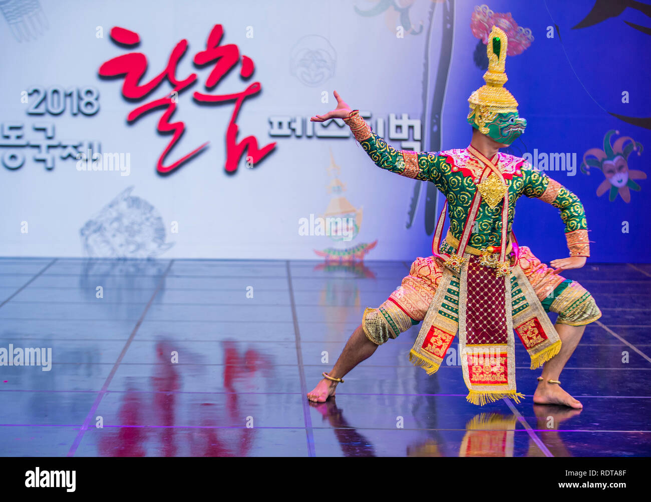Thai dancer performing the traditinal Thai Khon dance at the Mask dance ...