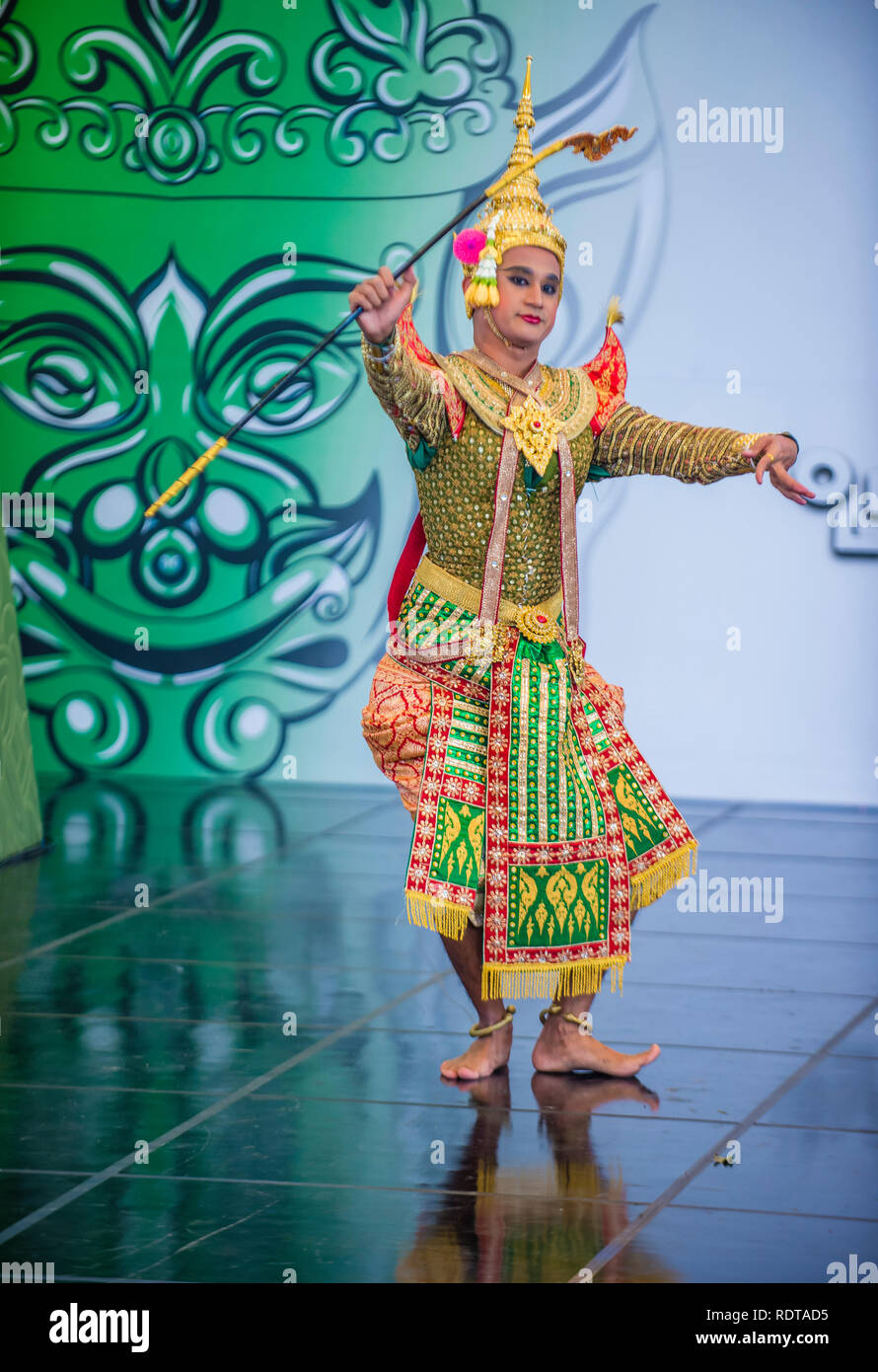 Thai dancer performing the traditinal Thai Khon dance at the Mask dance ...