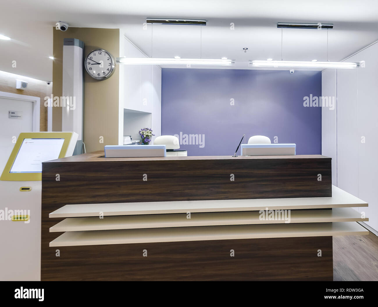 Bright modern office reception area hi-res stock photography and images ...