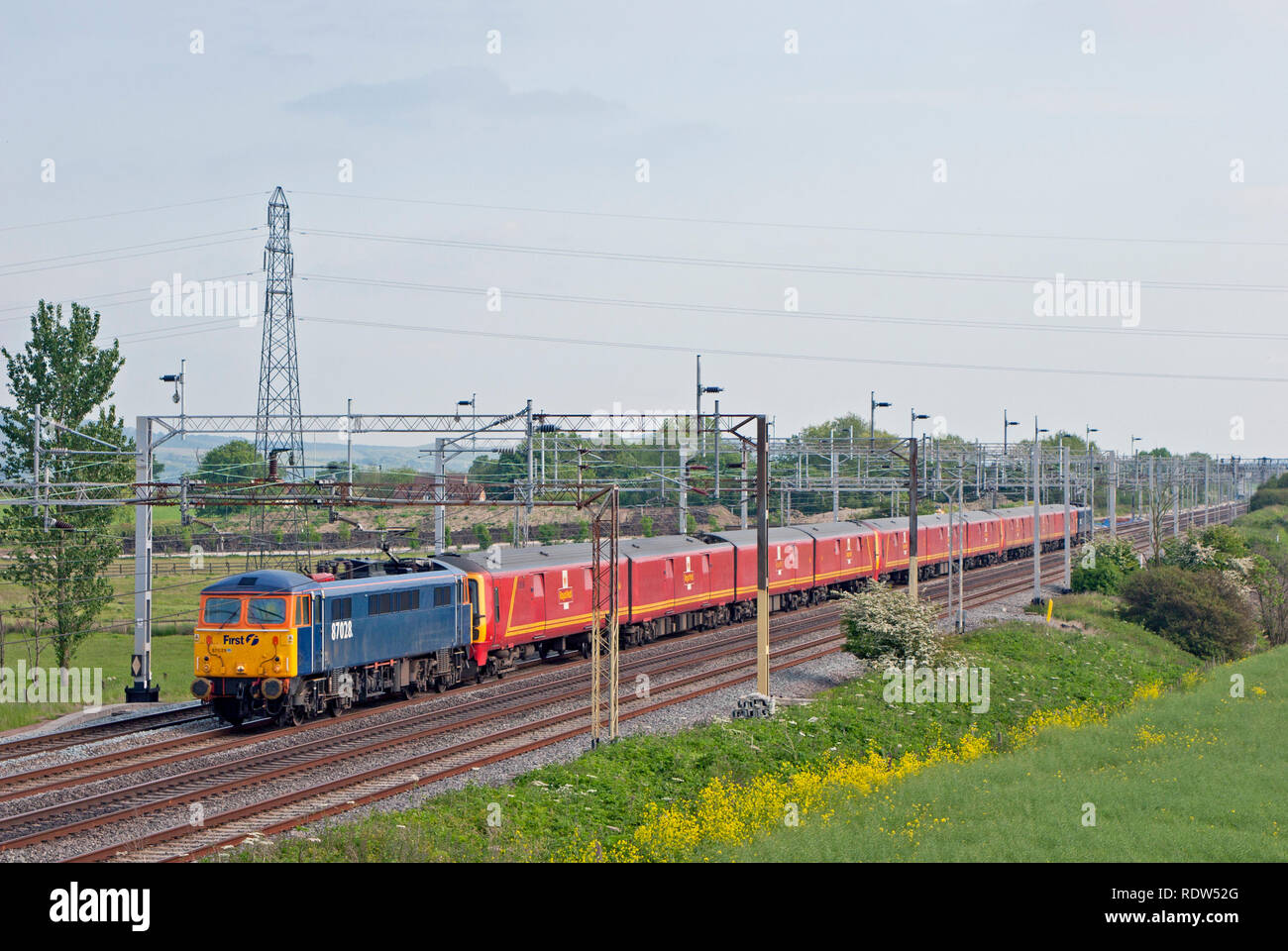 Class 87 locomotive hi-res stock photography and images - Alamy