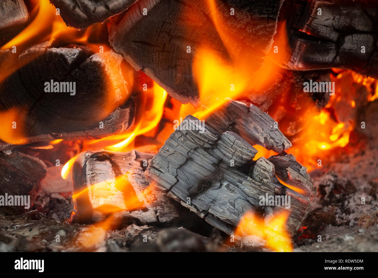 Hot red coals in oven hi-res stock photography and images - Alamy
