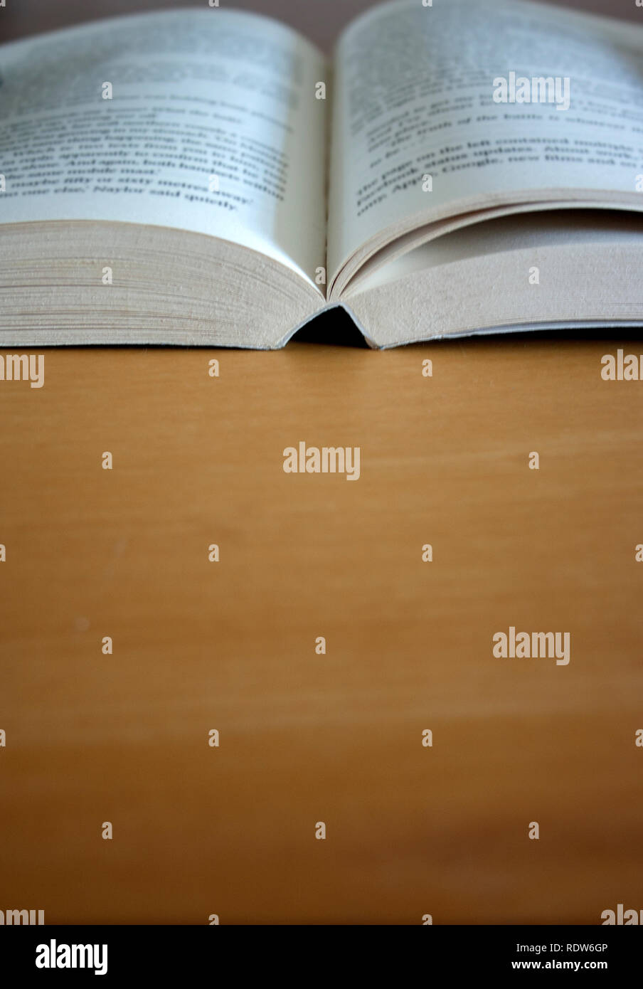 Open book on a table hi-res stock photography and images - Alamy
