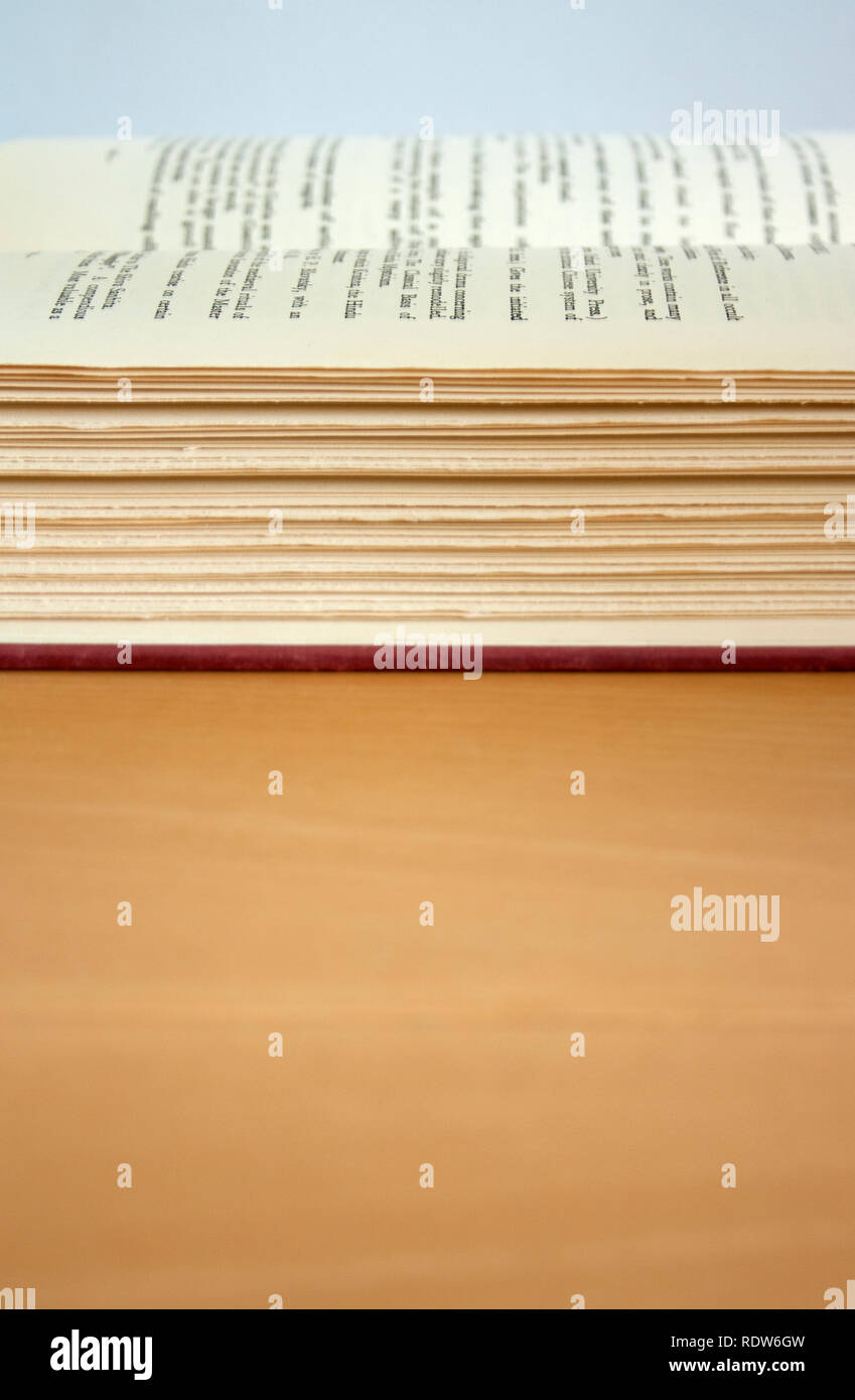 Open book on a table hi-res stock photography and images - Alamy
