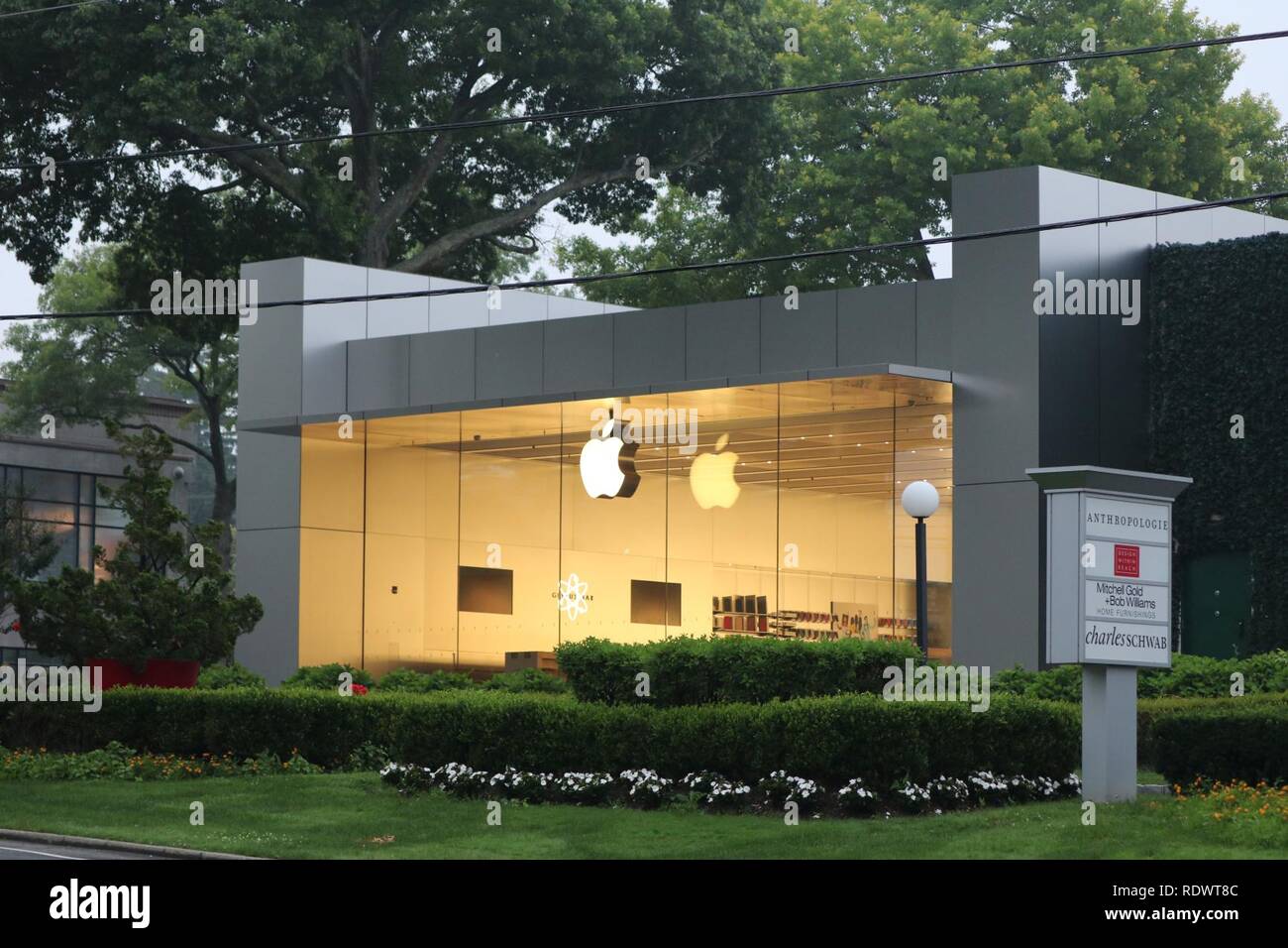 Apple Store, Manhasset Stock Photo - Alamy