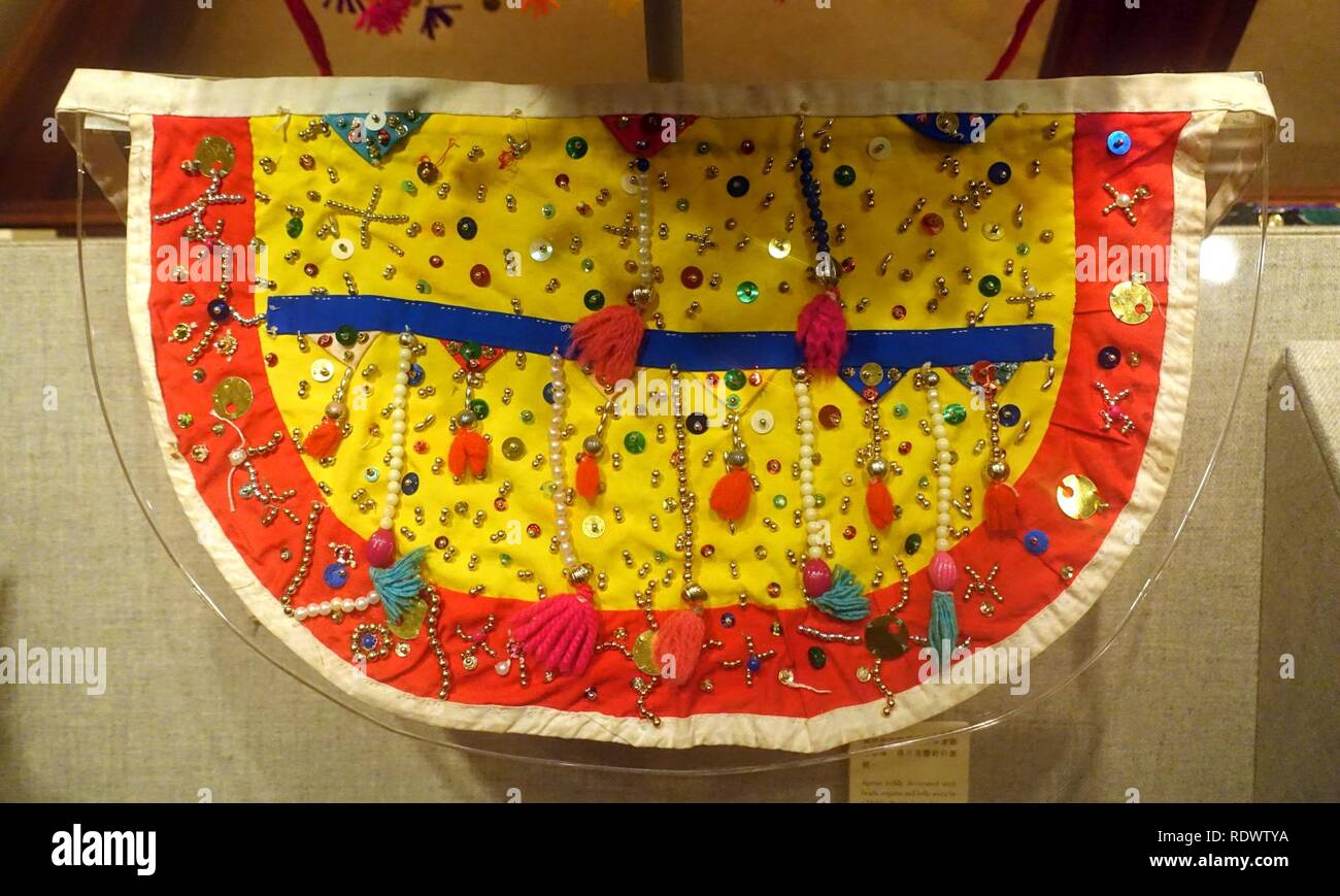 Apron, Hoklo dragon boat dancer - Hong Kong Stock Photo - Alamy