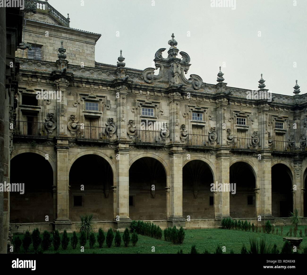 CLAUSTRO CON LA TORRE. Location: MONASTERIO DE SAN SALVADOR ...