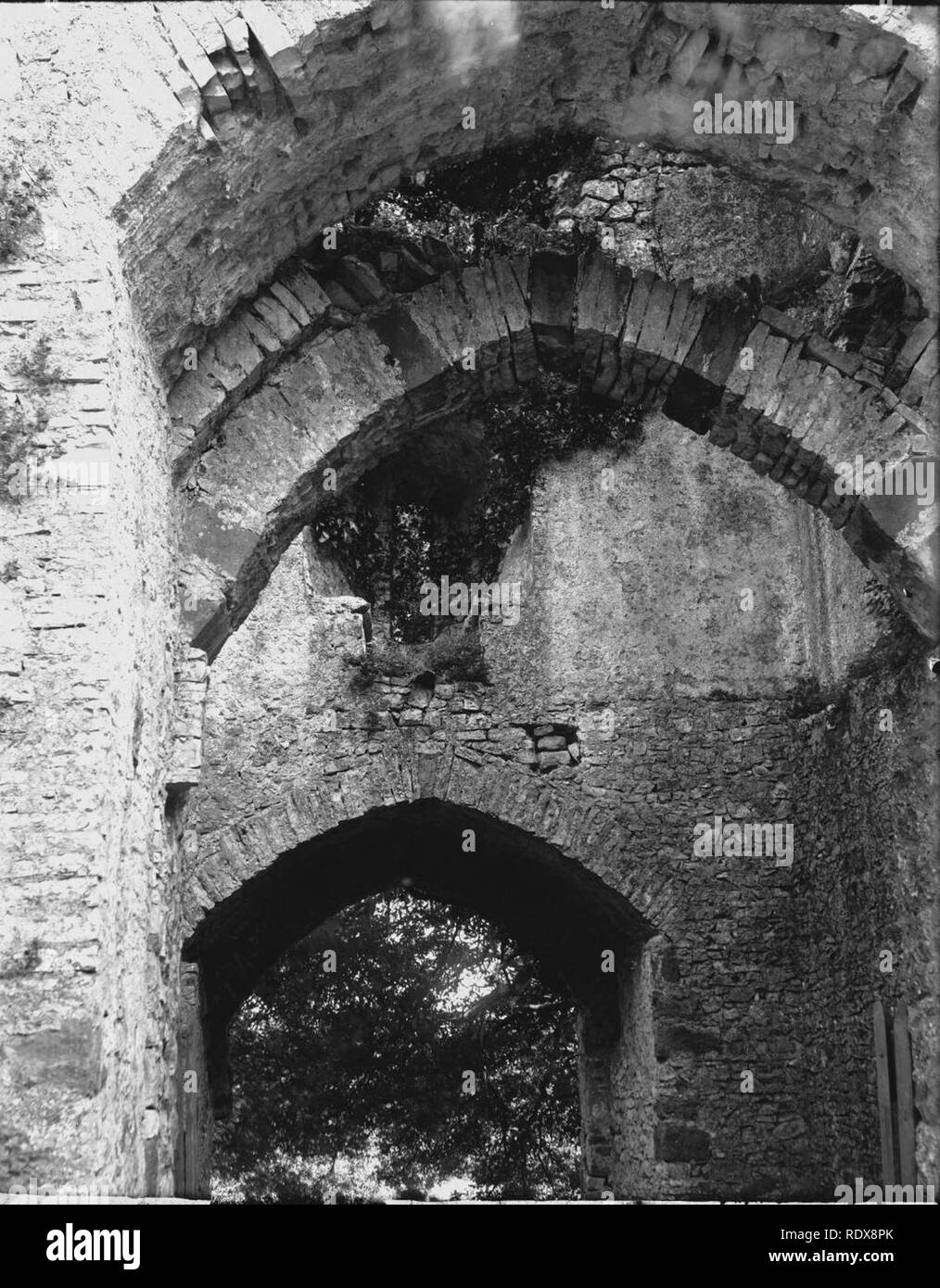 Castle archway Black and White Stock Photos & Images - Alamy
