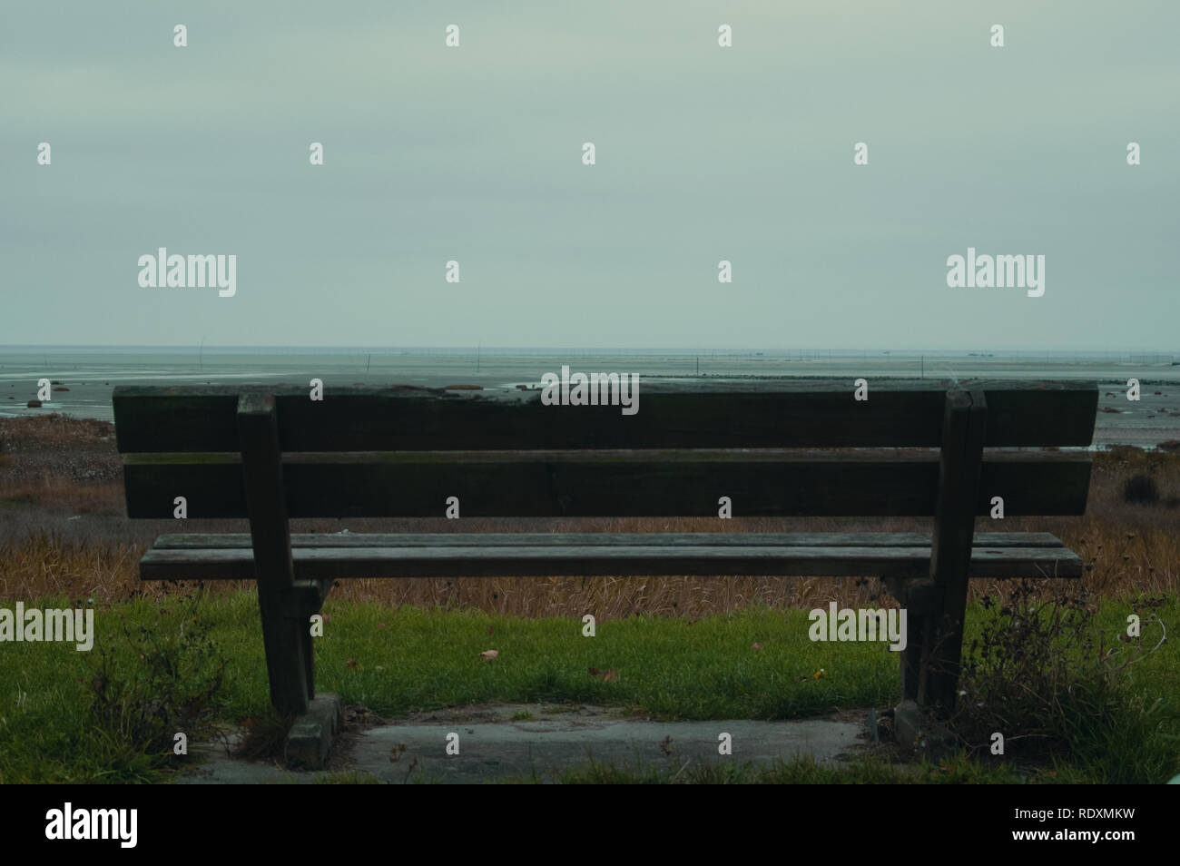Single line wooden bench hi-res stock photography and images - Alamy