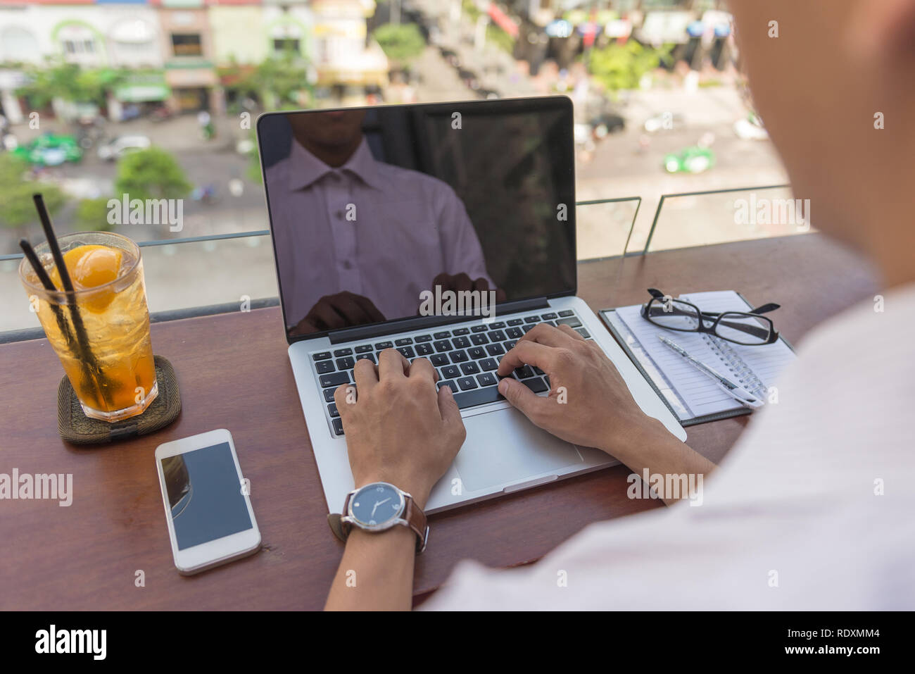 Male outdoor laptop beard typing hi-res stock photography and images ...