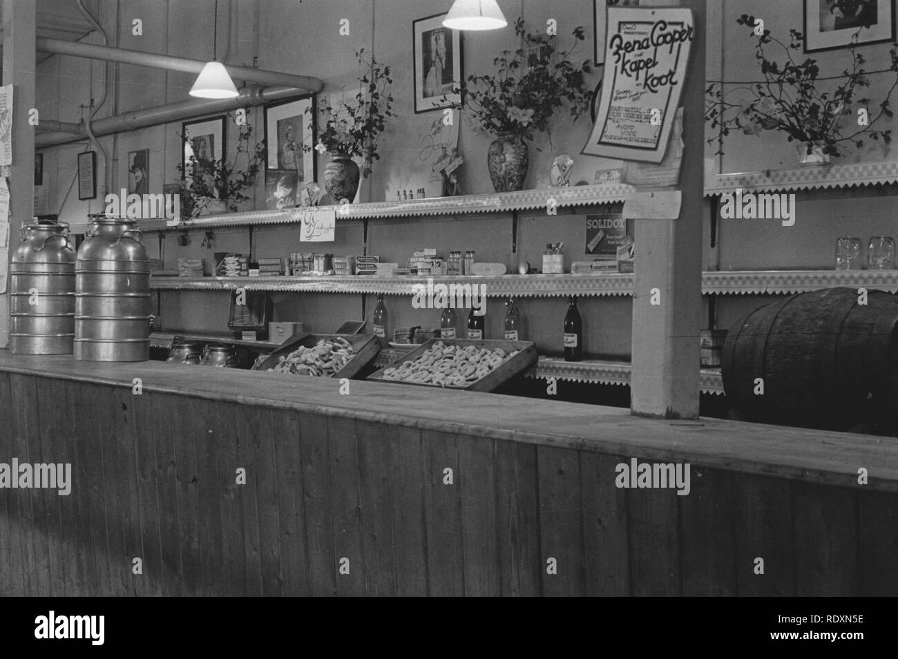 Army 555 The counter in the soldiers' canteen. Kantine en ...