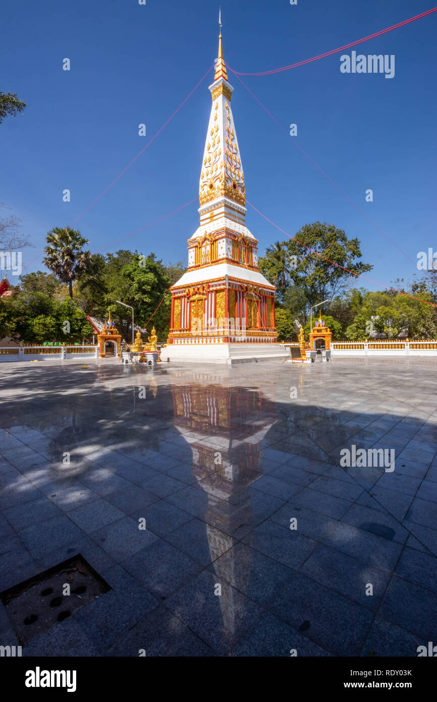 Backlit image, sunrise, pagoda, Thai temple, Buddhist religion, bright ...