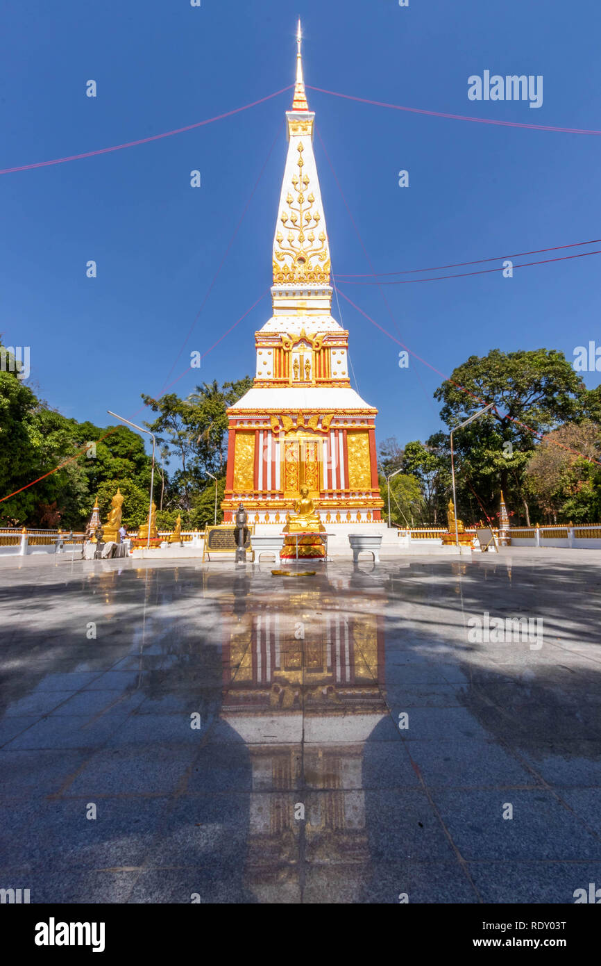 Backlit image, sunrise, pagoda, Thai temple, Buddhist religion, bright ...