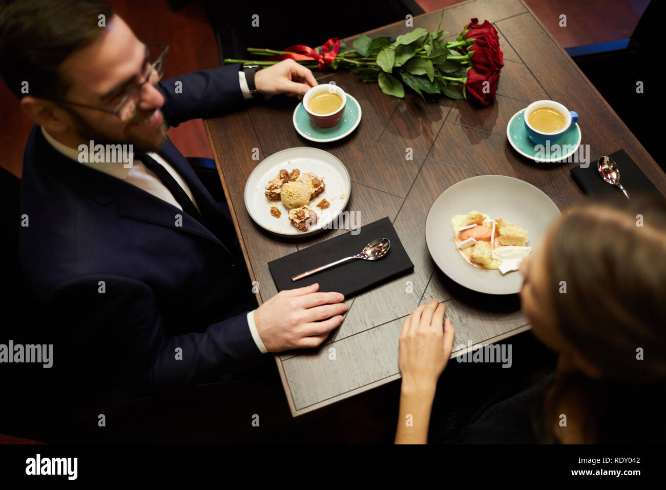 Elegant couple at the restaurant hi-res stock photography and images ...