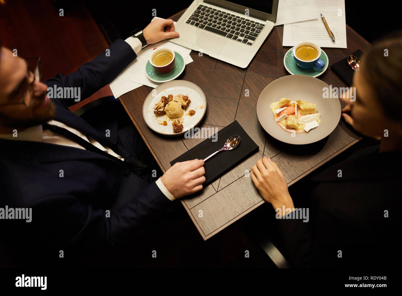 Spoon and plate in restaurant hi-res stock photography and images - Alamy