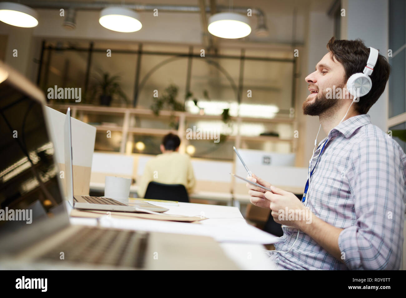 Workplace browsing hi-res stock photography and images - Alamy
