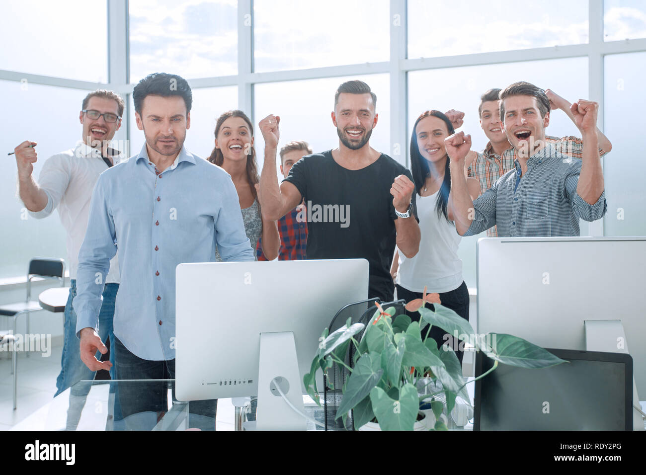 happy business team standing in modern office Stock Photo - Alamy