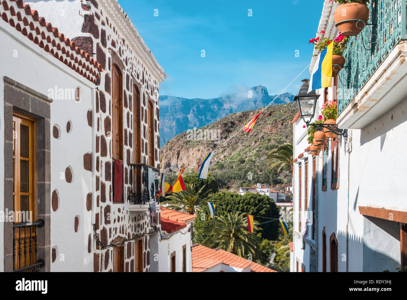 Houses between mountains hi-res stock photography and images - Alamy