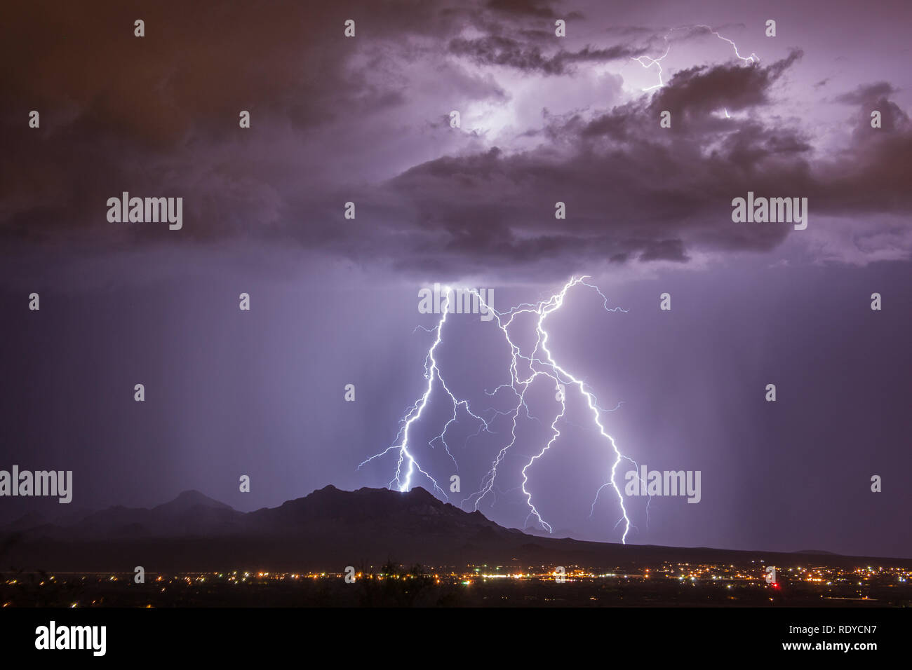 Ground to cloud lightning hi-res stock photography and images - Alamy