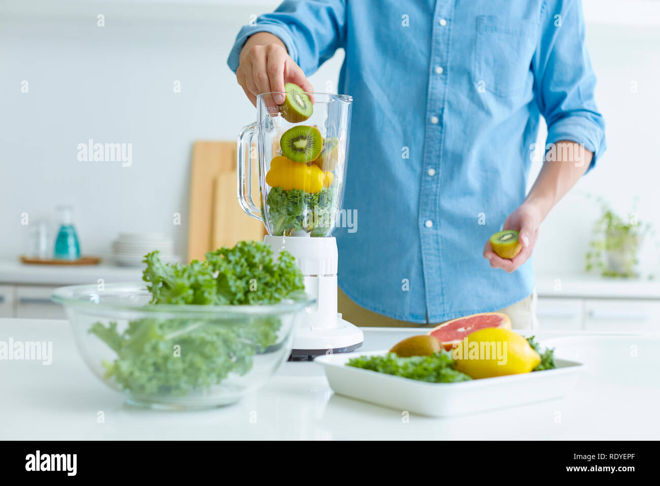 Pouring smoothie up close hi-res stock photography and images - Alamy