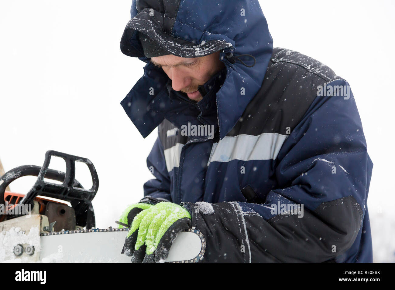 A manual file worker sharpens a chainsaw chain Stock Photo - Alamy