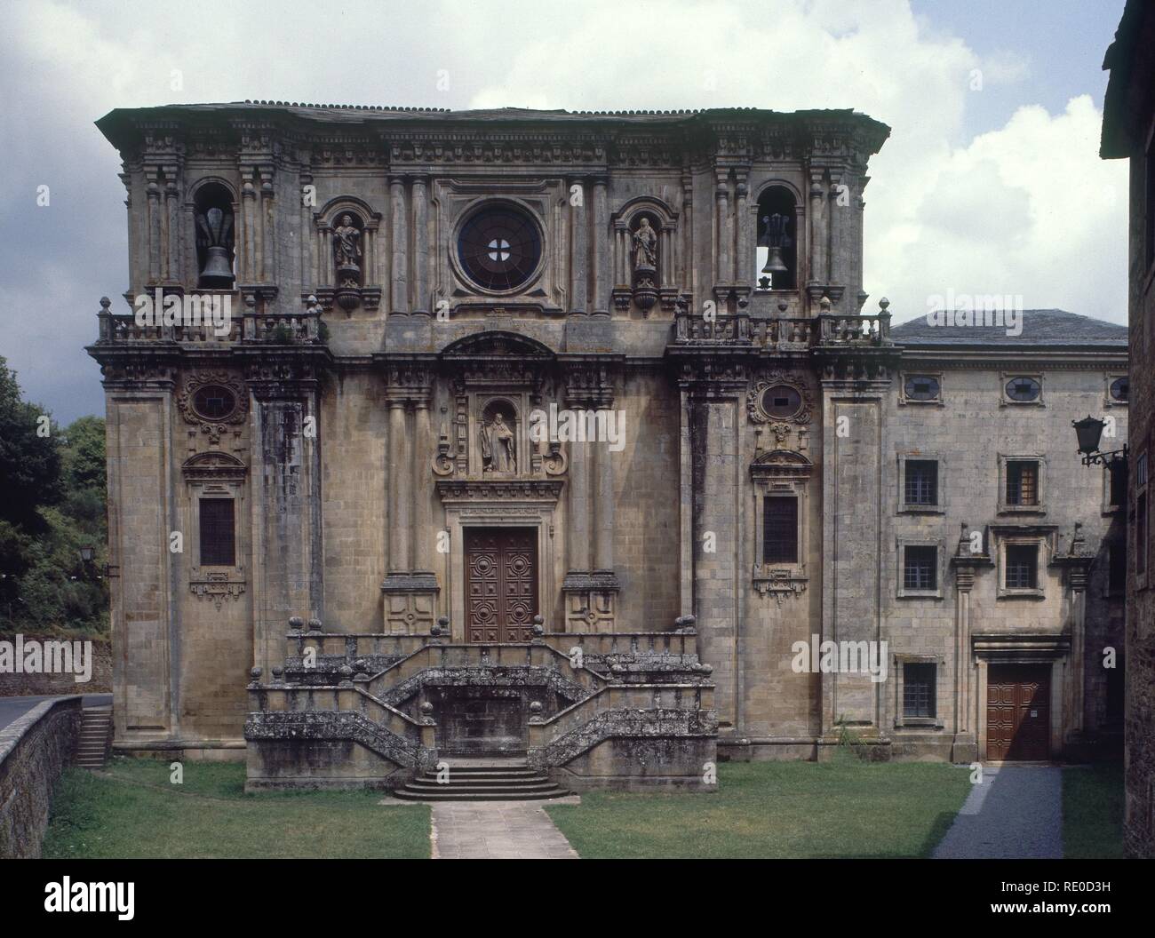 FACHADA DE LA IGLESIA DEL MONASTERIO BENEDICTINO - SIGLO XVIII ...