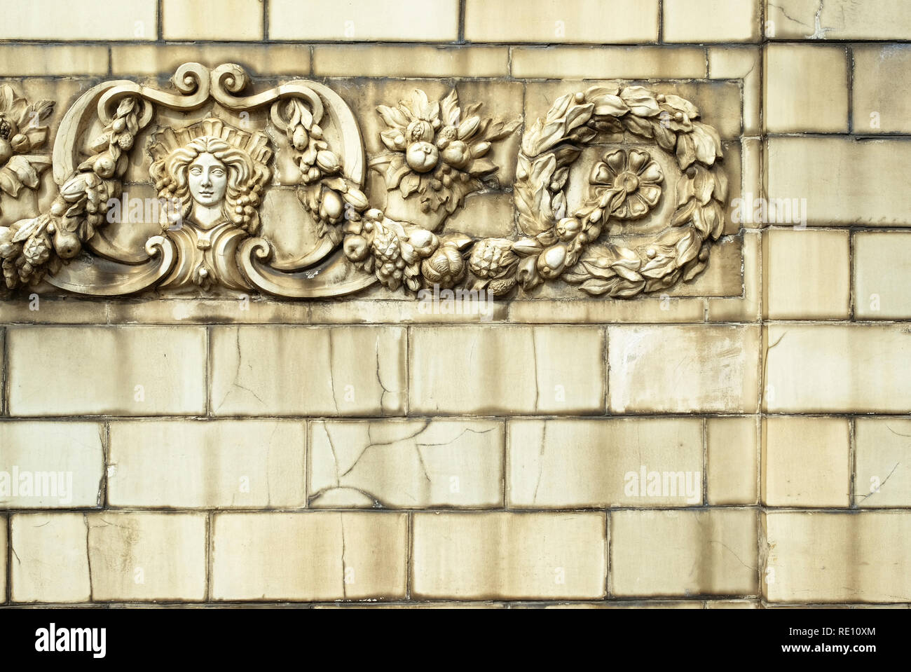 old cracked ceramic tiles. Cracked ceramic tile texture, surface Stock ...