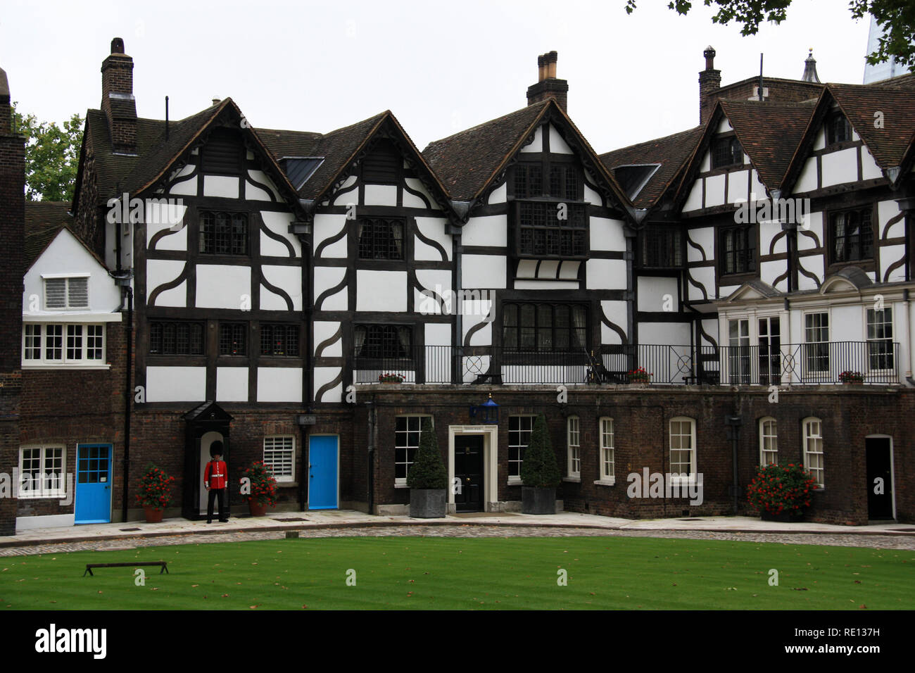 Grenadier Guard and sentry box in front of the Queen's House at Her ...
