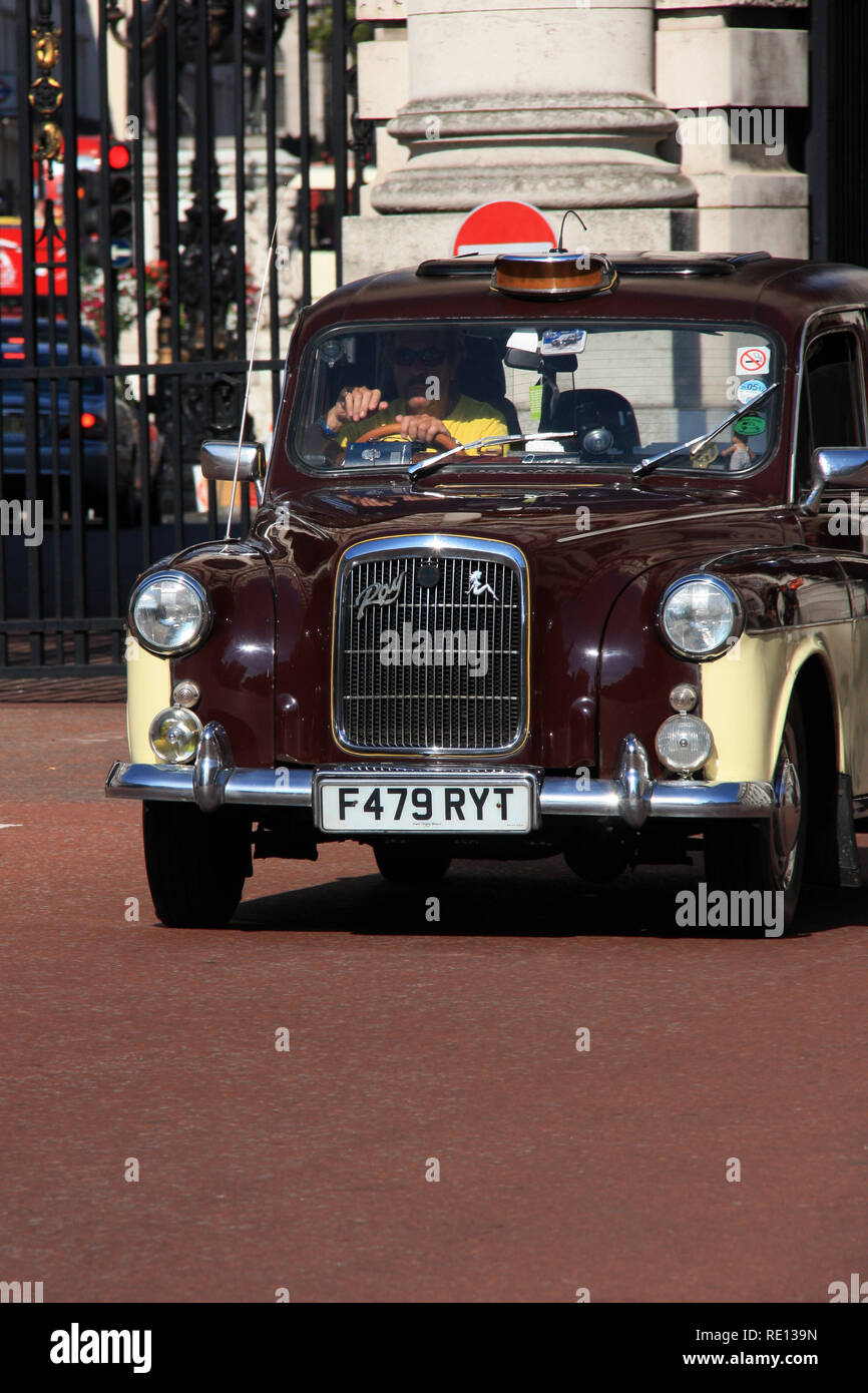Typical British hackney carriage driving through Admiralty Arch in ...