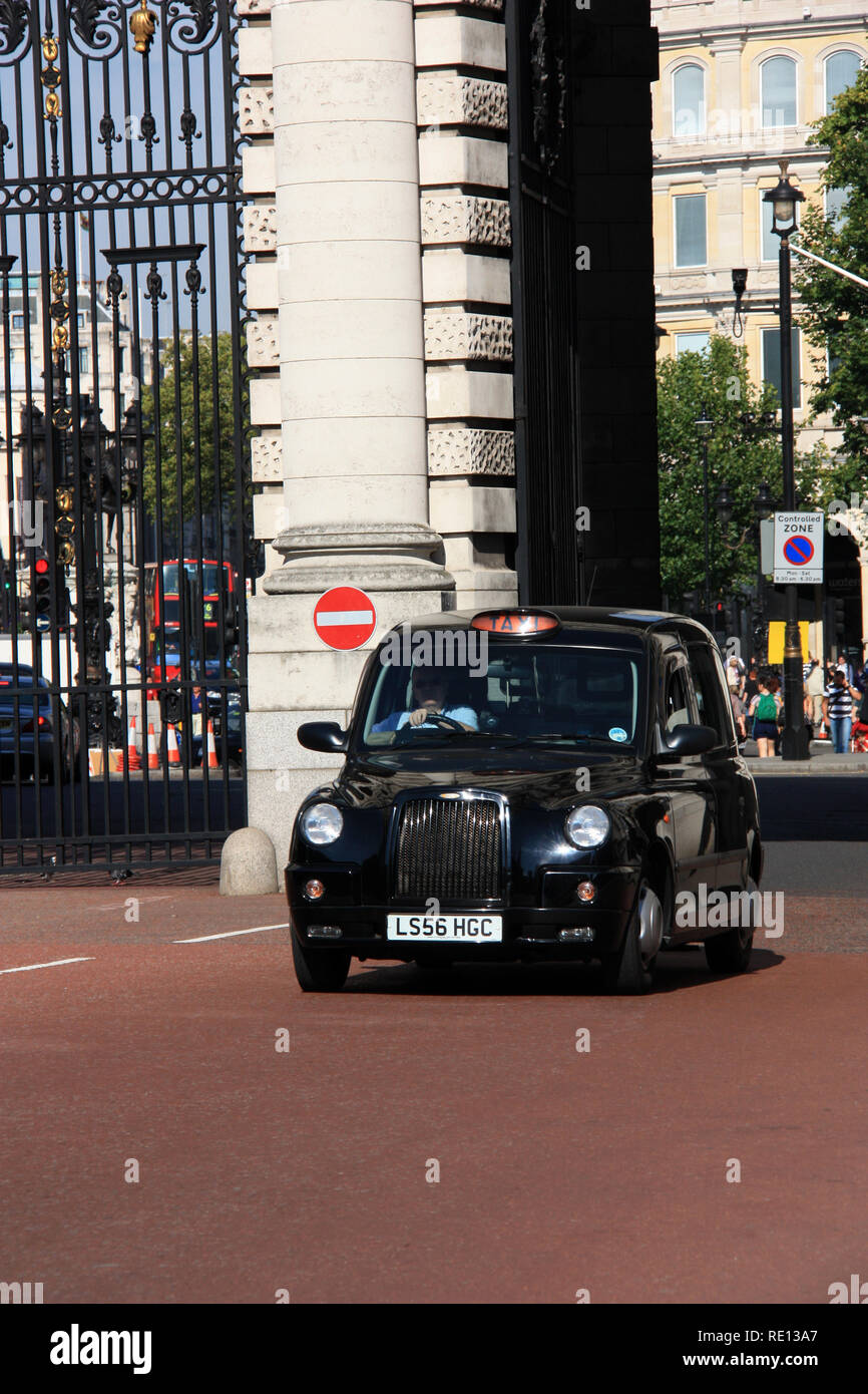 Typical British hackney carriage driving through Admiralty Arch in ...
