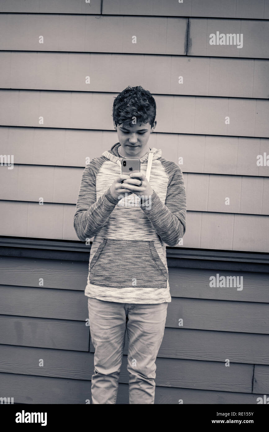 Person using apple iphone x hi-res stock photography and images - Alamy