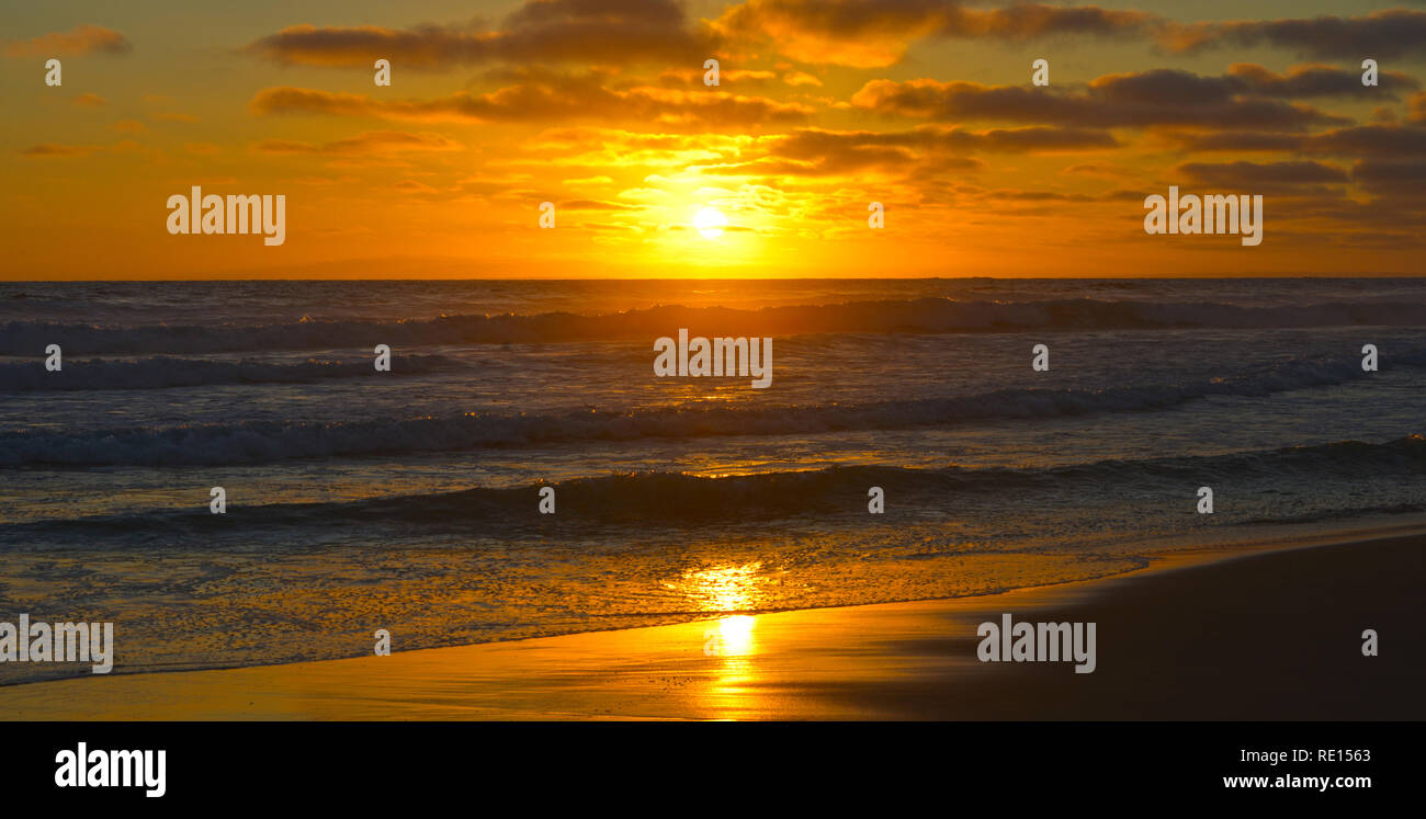 Sunsetting and ocean waves hi-res stock photography and images - Alamy
