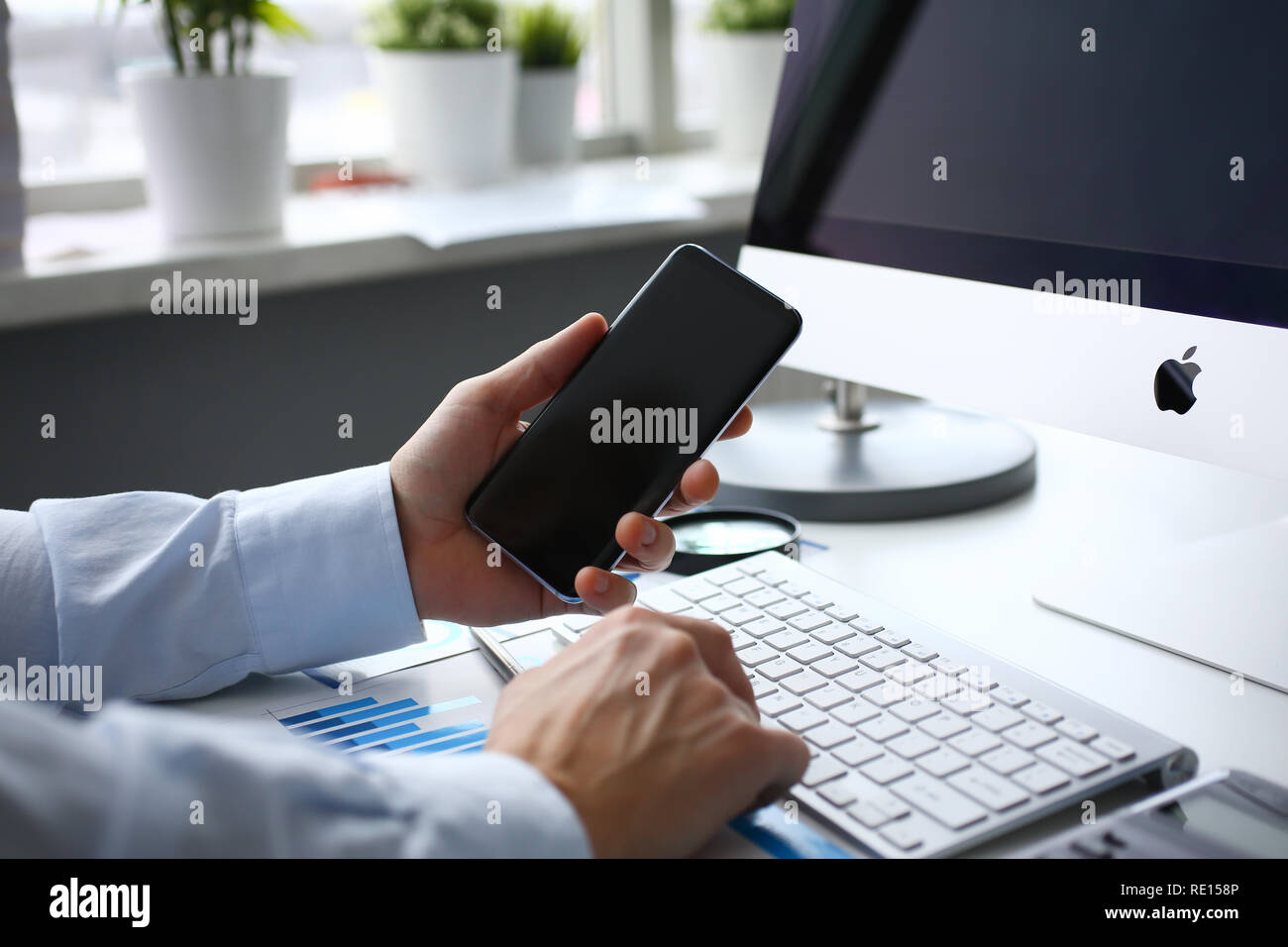 Apple imac in office table Illustrative editorial Stock Photo - Alamy