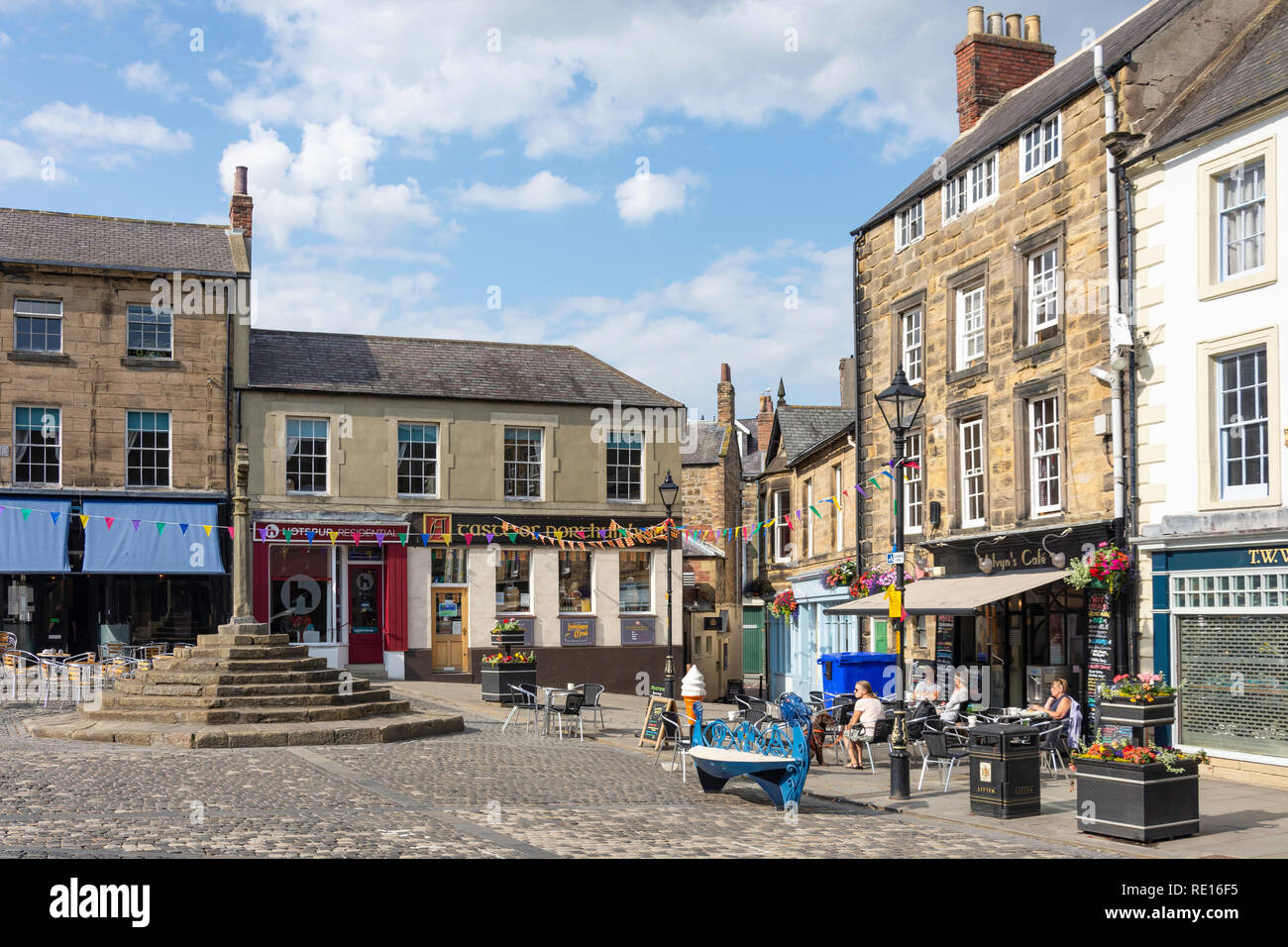 Alnwick town centre northumberland hi-res stock photography and images ...